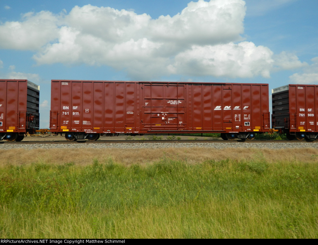 New BNSF Hi-Cube Box Car - 4
